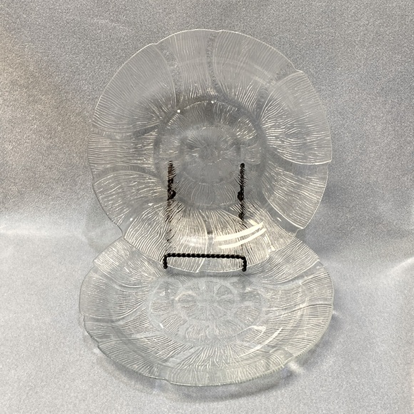 Arcoroc | Dining | Arcoroc Fleur Clear Glass Plates Set Of 2 | Poshmark